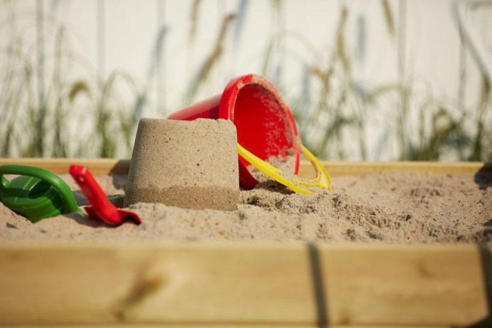 Sandkasse med bænk i lærketræ - Sandkasser